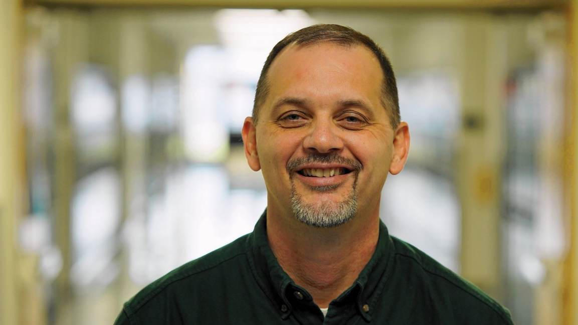 Ex-refugiada ganha prêmio de melhor professora do mundo | CLAUDIA