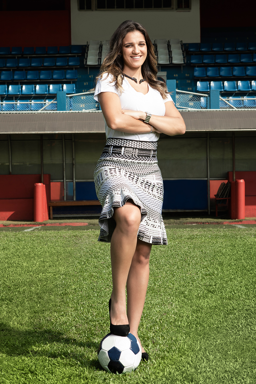 Amanda Moura, 24, trabalha para chamar a atenção para o futebol ...