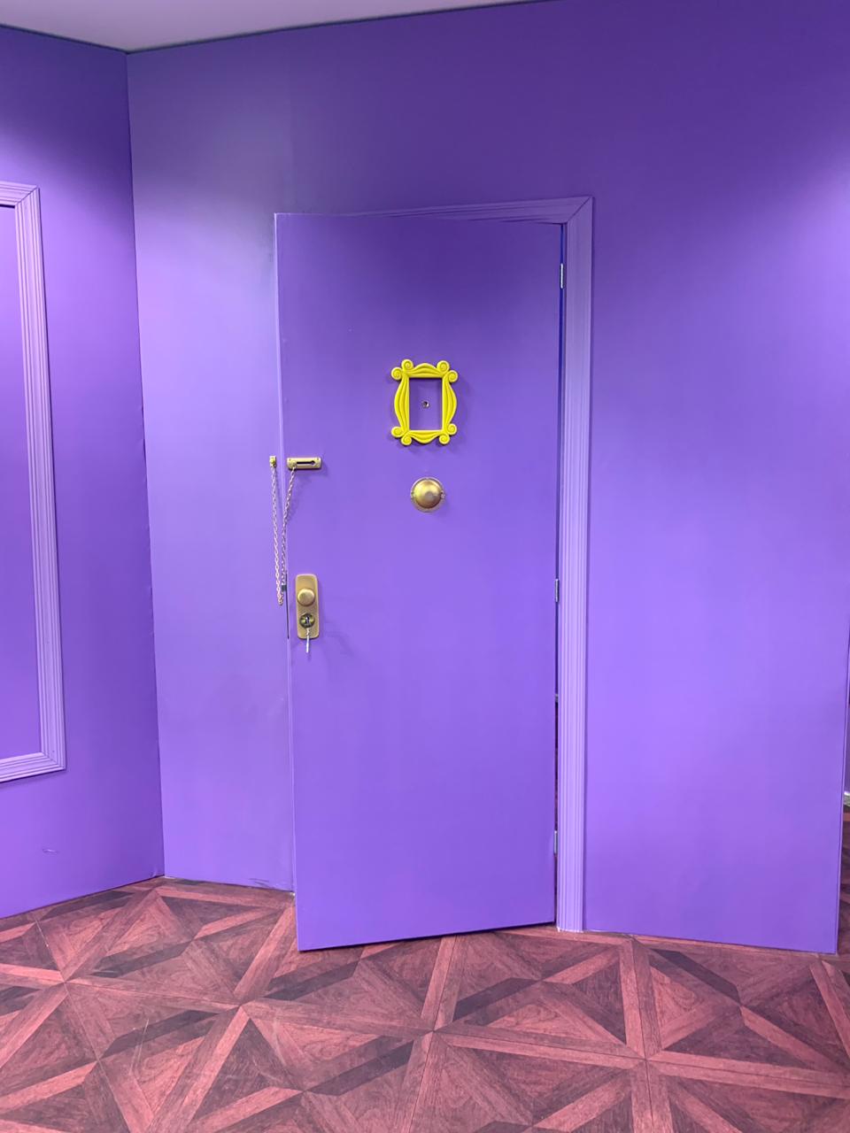 7 cantos imperdíveis da CASA WARNER para fãs de Friends | CLAUDIA