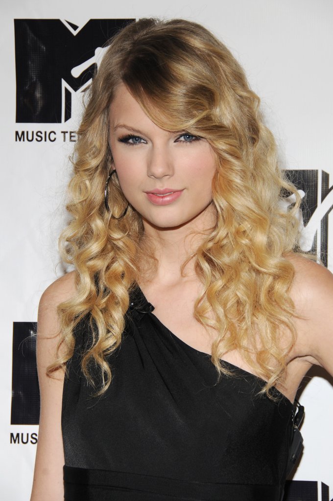 Taylor Swift mostra seus cachos naturais em vídeo no Twitter | CLAUDIA Taylor Swift mostra seus cachos naturais em vídeo no Twitter | CLAUDIA