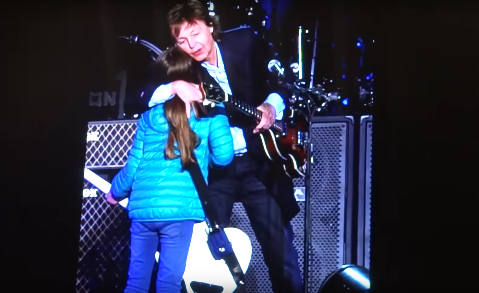 Paul McCartney chama menina de 10 anos para tocar baixo em show na ...