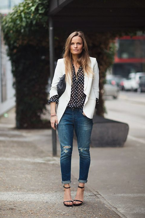 Combinação de sucesso no street style: poás + jeans | CLAUDIA