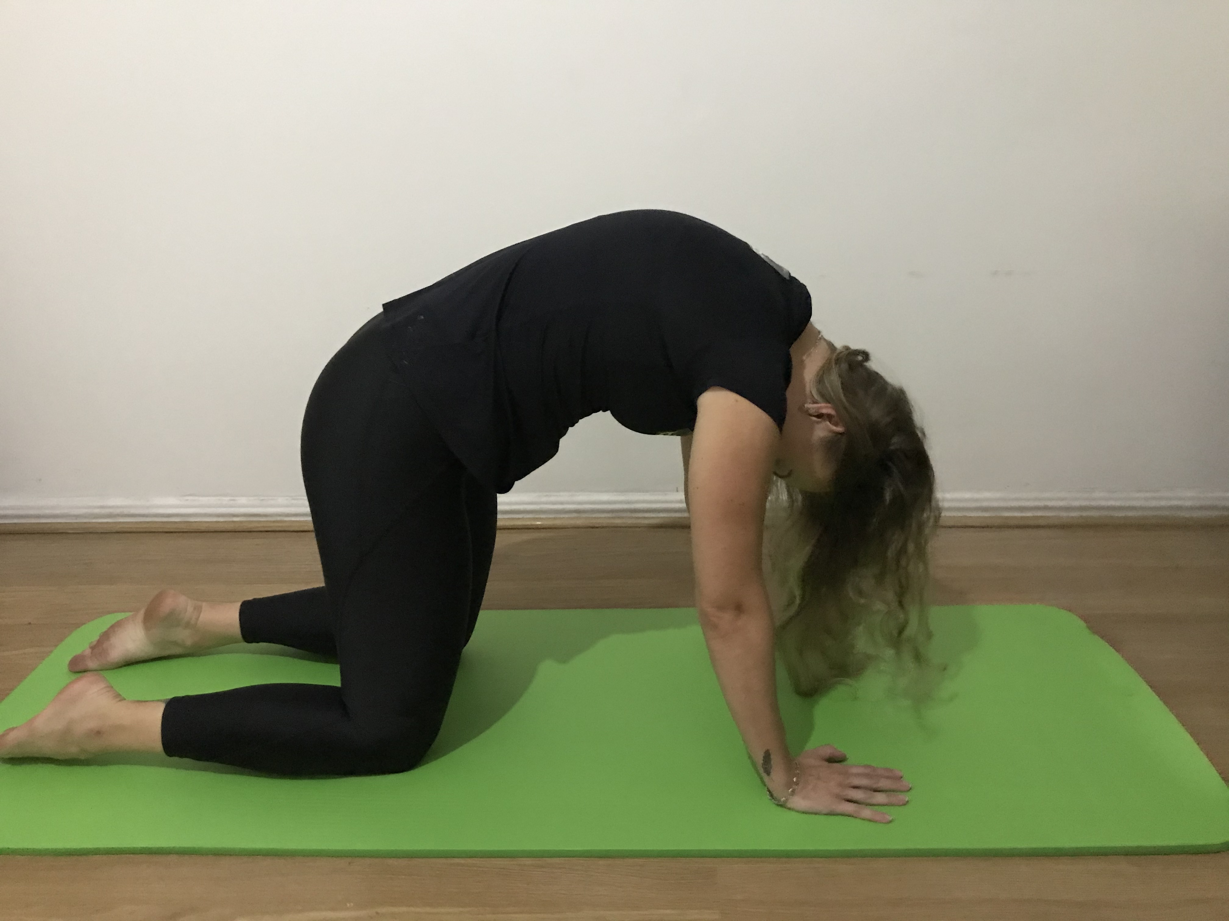 6 exercícios de alongamento para fazer em casa e evitar dor nas costas ...