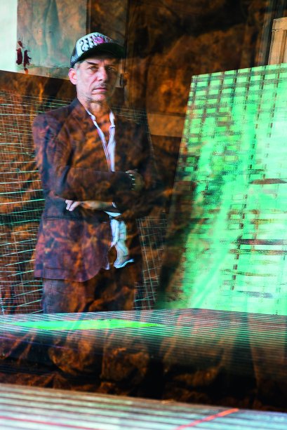 No ateliê do artista José Bechara impera a linha reta de suas obras ...