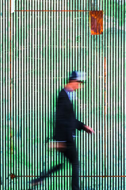 No ateliê do artista José Bechara impera a linha reta de suas obras ...