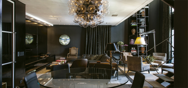 Dúplex tem texturas da parede ao teto e belas obras de arte | CLAUDIA