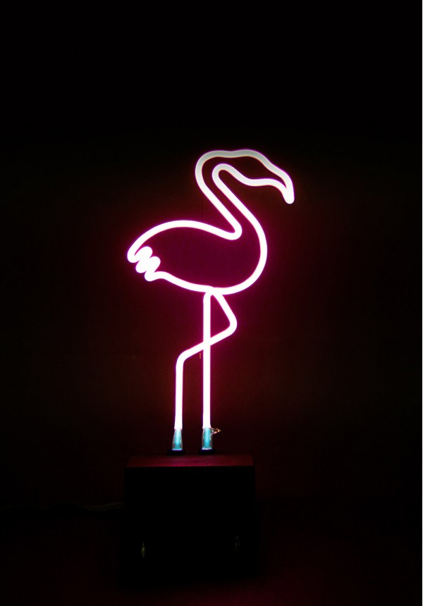 Objetos de neon ganham destaque na decoração | CLAUDIA