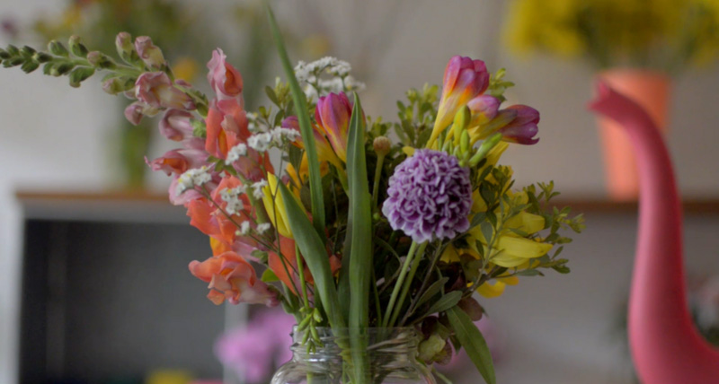 Aprenda a fazer um lindo arranjo de flores | CLAUDIA