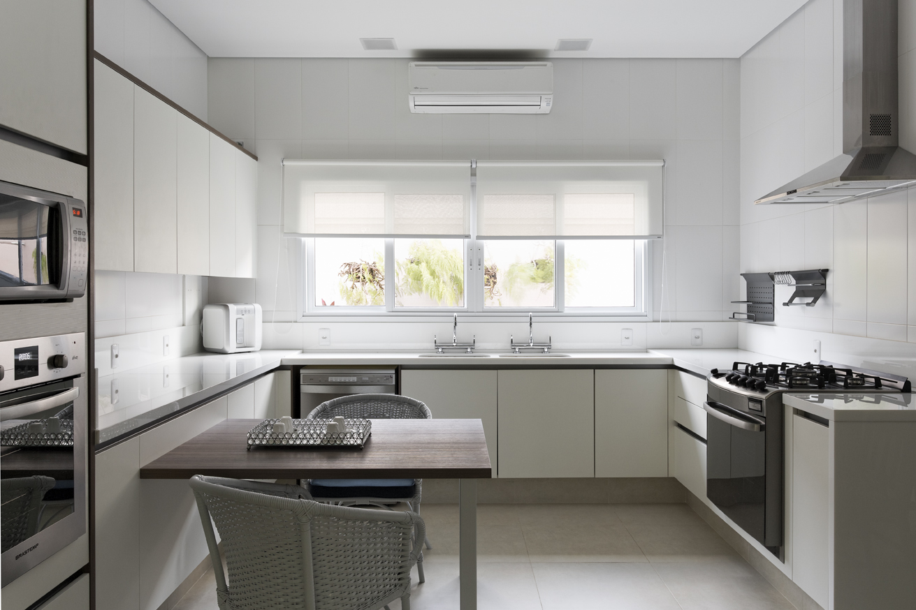 Cozinha espaçosa com estilo clean | CLAUDIA