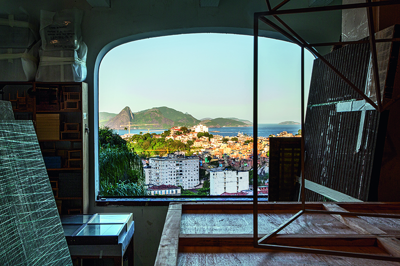 No ateliê do artista José Bechara impera a linha reta de suas obras ...