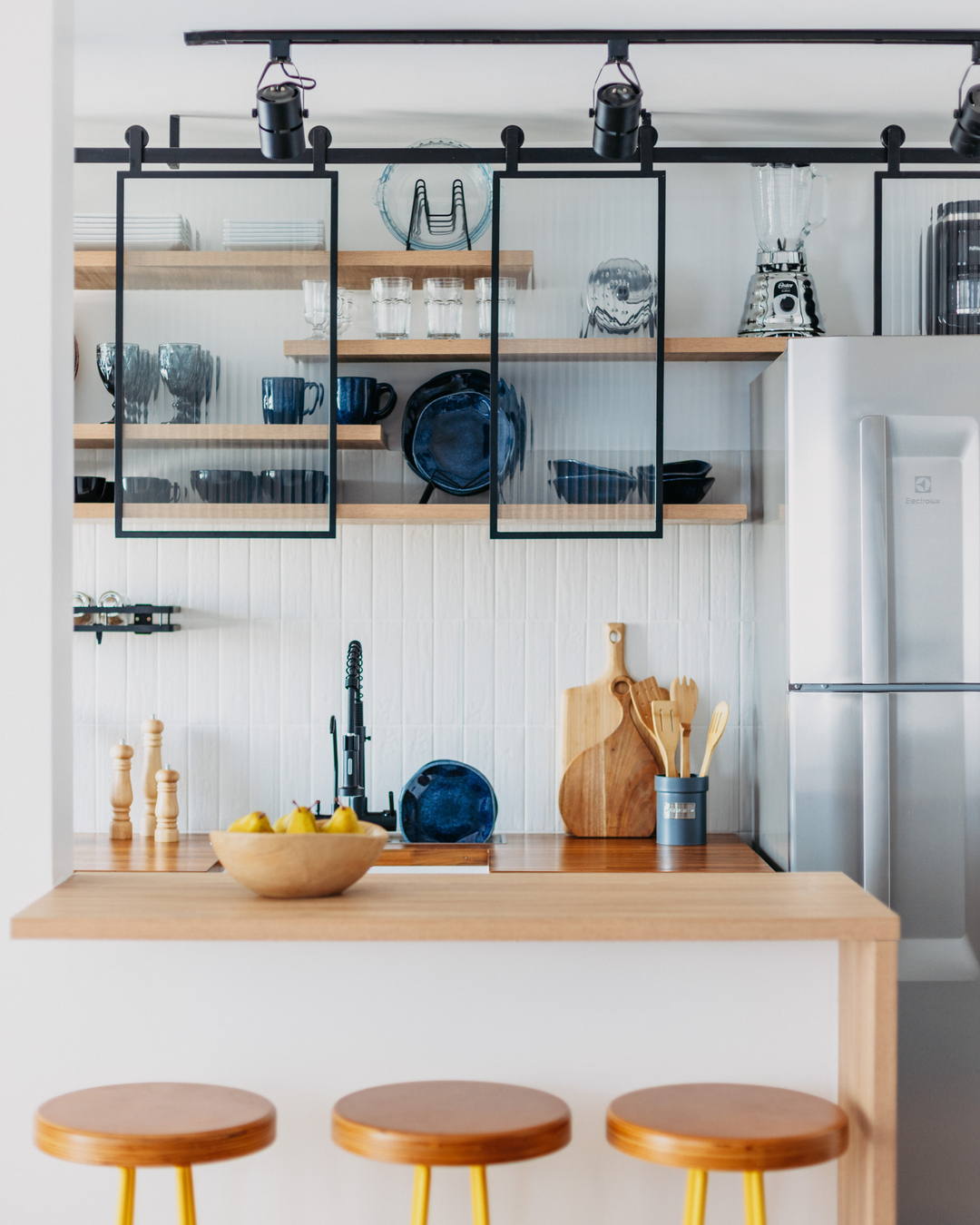 Cozinhas pequenas lindas e com bom aproveitamento de espaço | CLAUDIA