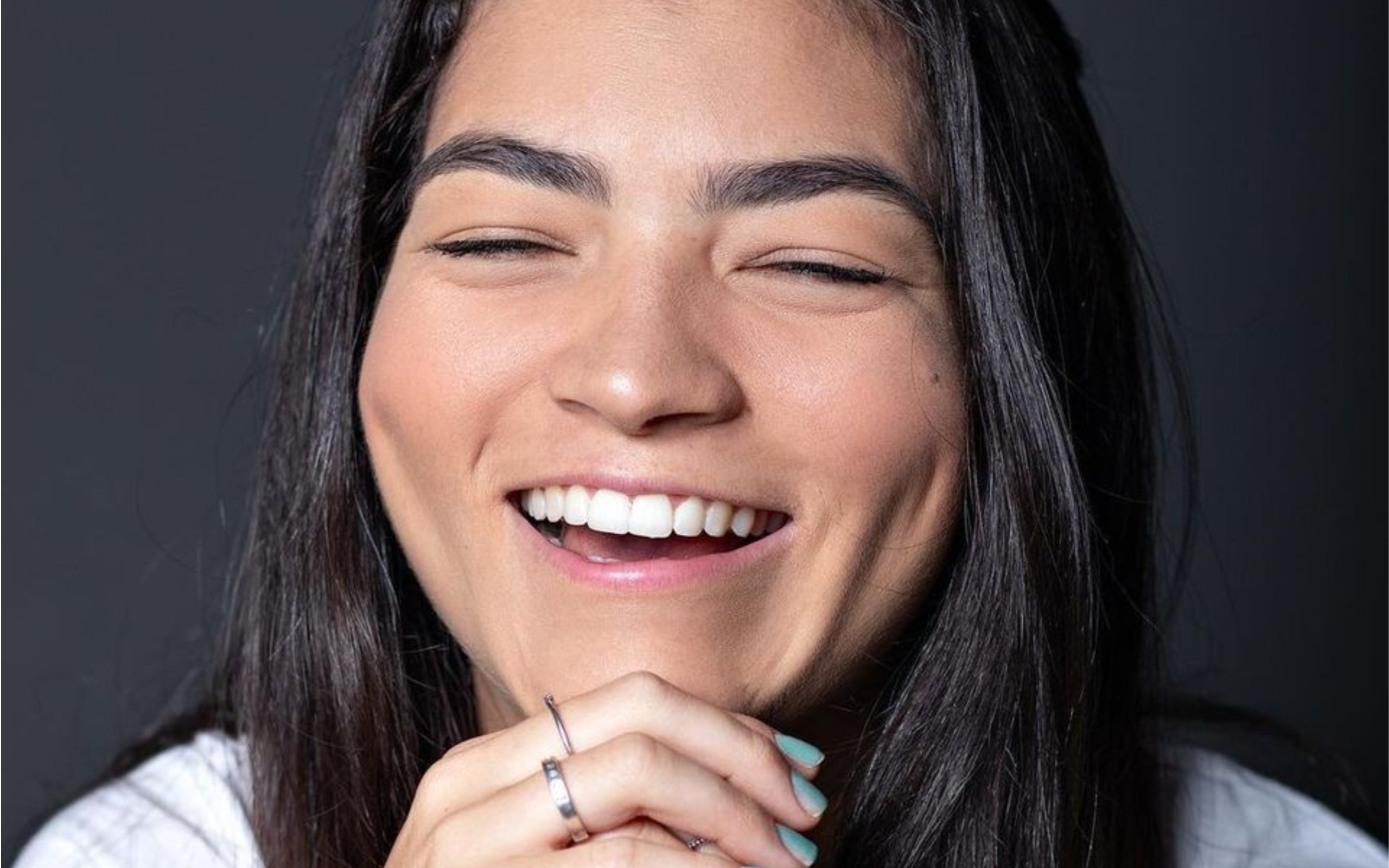 Lara Santana conquista a web com humor leve e repleto de críticas | CLAUDIA